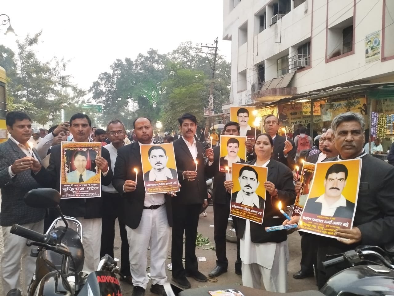 अधिवक्ताओ ने शहीदों की याद में बम ब्लास्क के बरसी की पुर्व संध्या पर ...